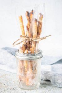 How to make a Mediterranean Gift Basket - Pies and Tacos