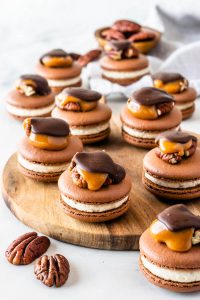 Pecan Turtle Macarons - Pies and Tacos