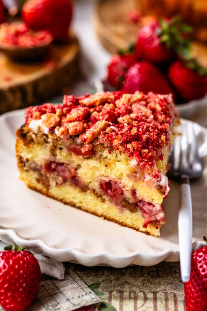 Strawberry Crunch Cake - Pies and Tacos